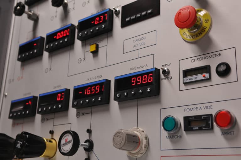 Test benches with high performance regulation