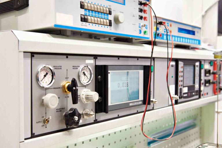 Manual or fully automatic pressure calibration stands